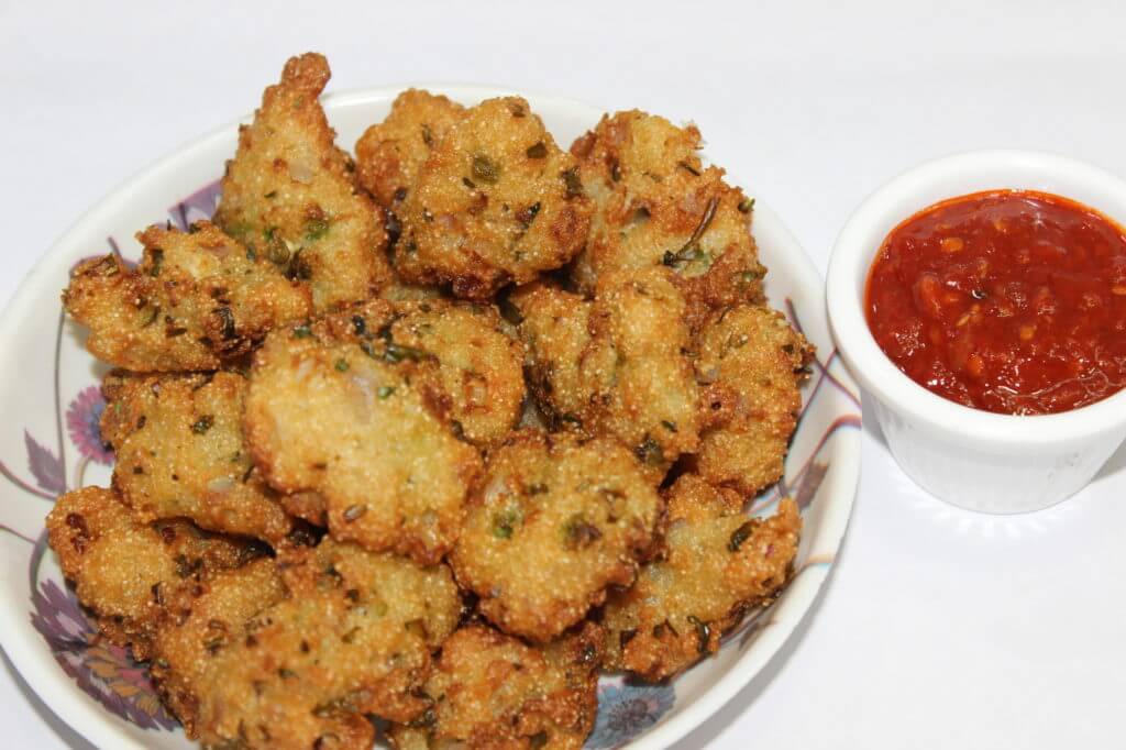 Instant Semolina Fritters- Rava/Suji Ke Pakode Recipe